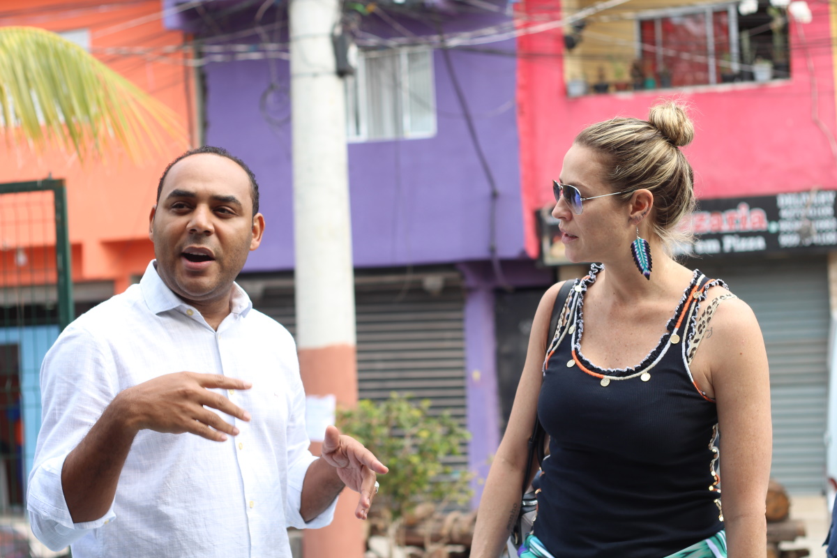 Luana Piovani visita Paraisópolis e se emociona - OFuxico