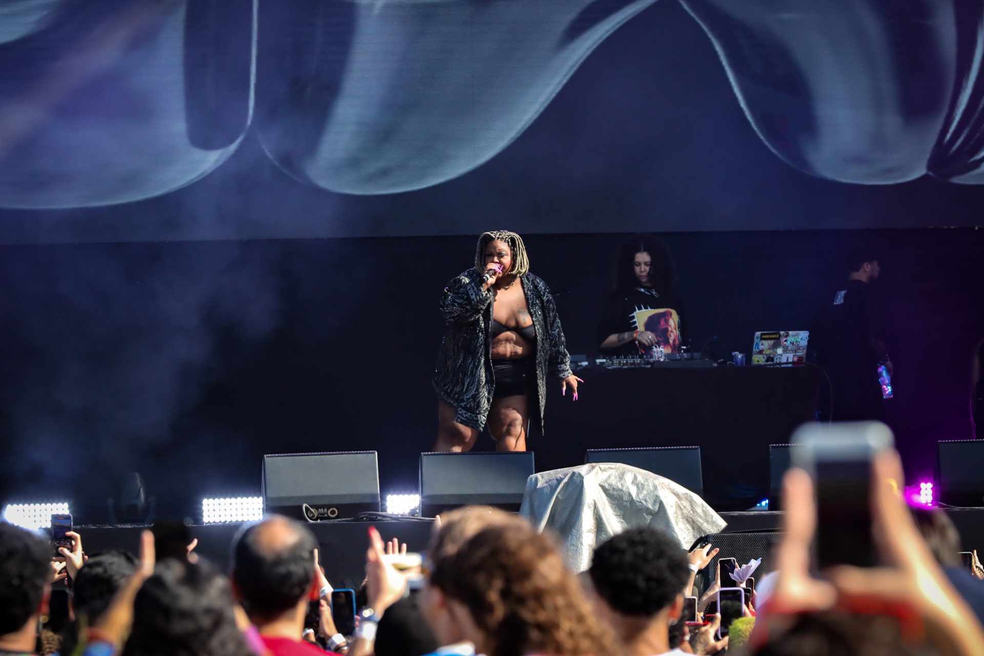 MC Carol sobe ao palco do Mita no Rio de Janeiro - OFuxico