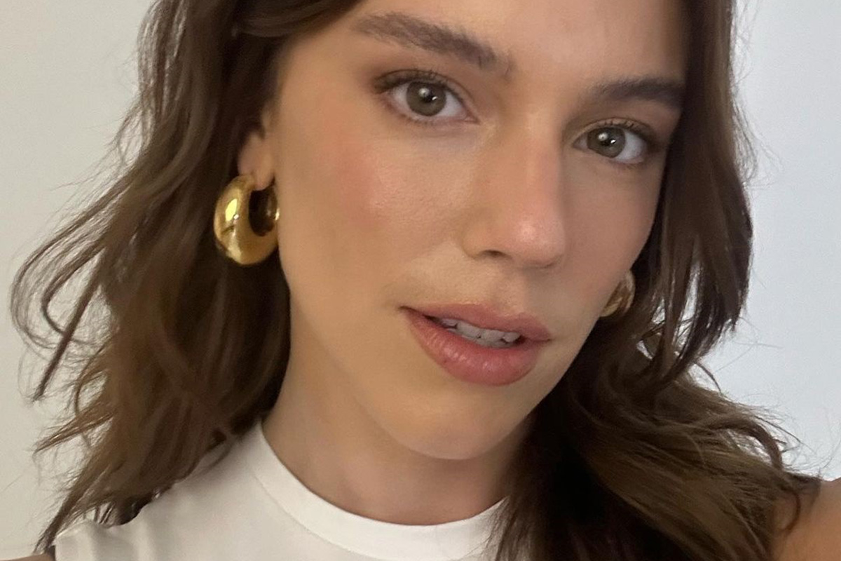 Alice Wegmann quebra a internet ao posar completamente nua