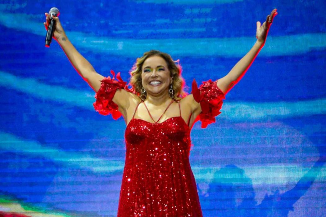 Daniela Mercury gera ‘encontro’ de atores de ‘Vai na Fé’ em show