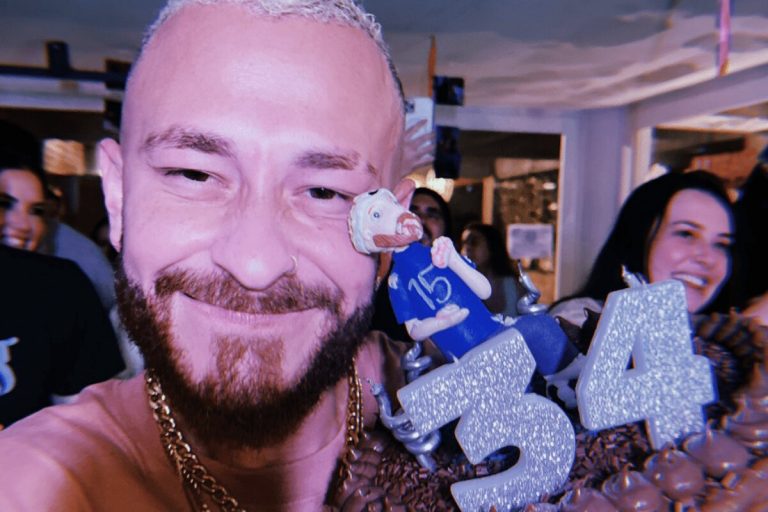 Fred Bruno faz 'after dos cria' e distribui selinhos