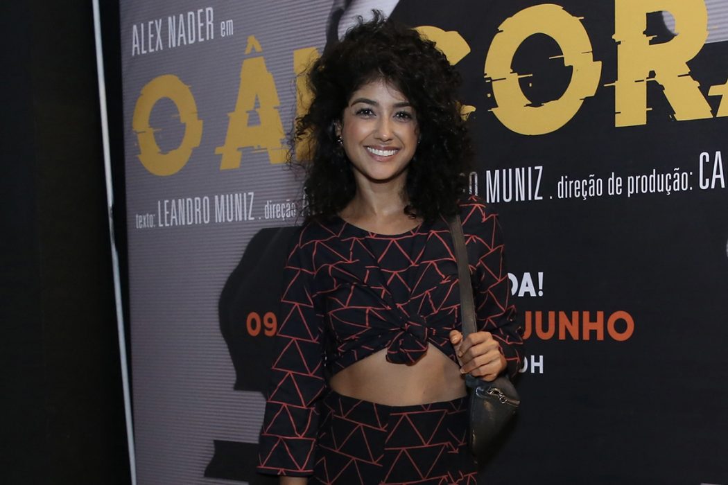 Aline Borges prestigia o marido Alex Nader no teatro