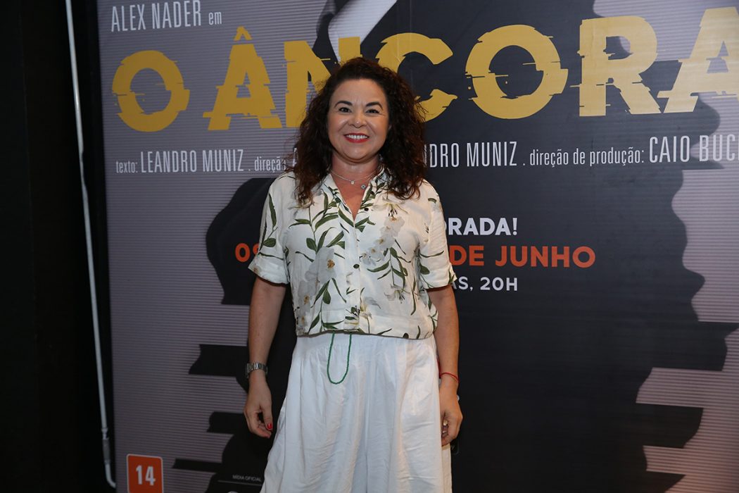 Aline Borges prestigia o marido Alex Nader no teatro