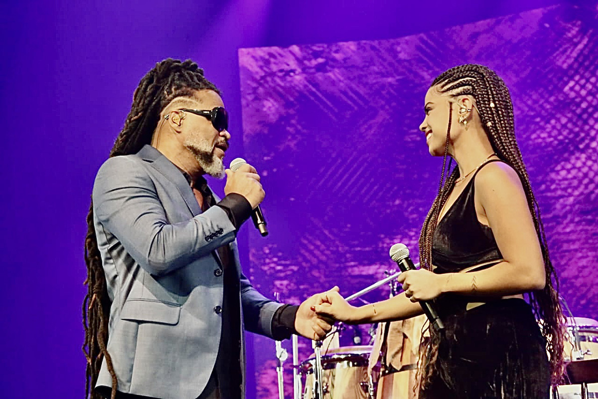 Carlinhos Brown encanta ao cantar com a filha Clara Buarque