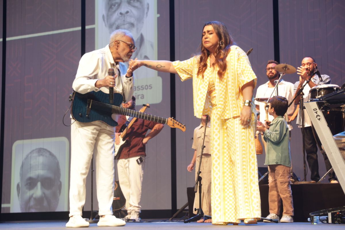 Preta Gil vai às lágrimas em show com Gilberto Gil e família - OFuxico