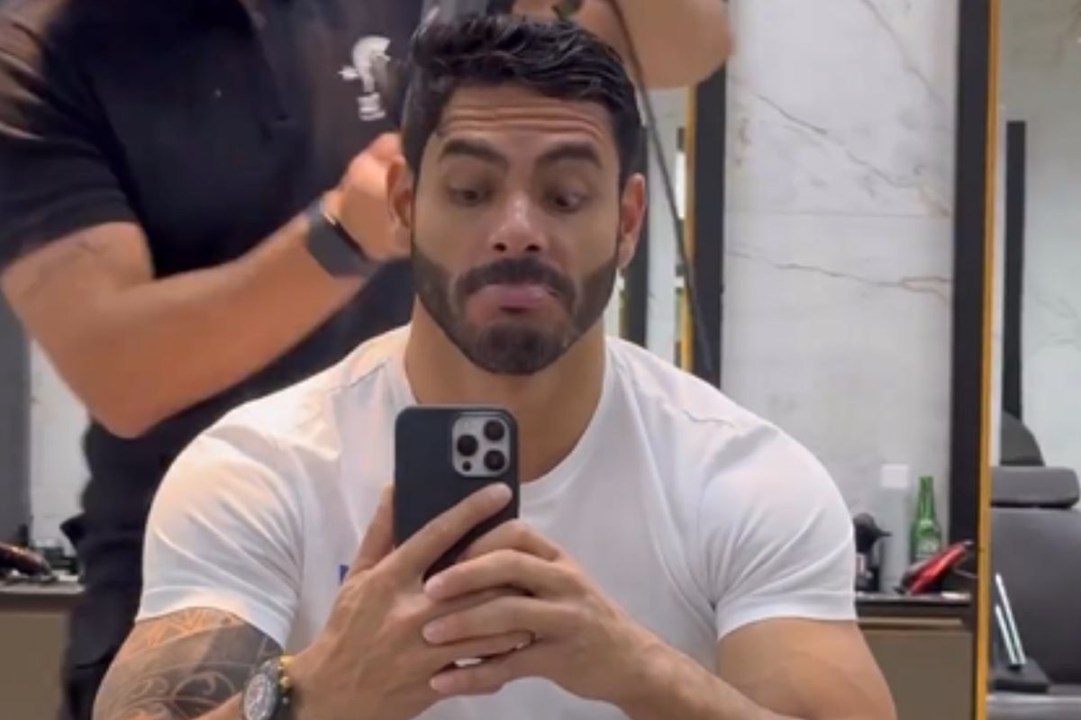 Rodolffo faz vídeo no cabeleireiro e internautas reparam nas pernas finas