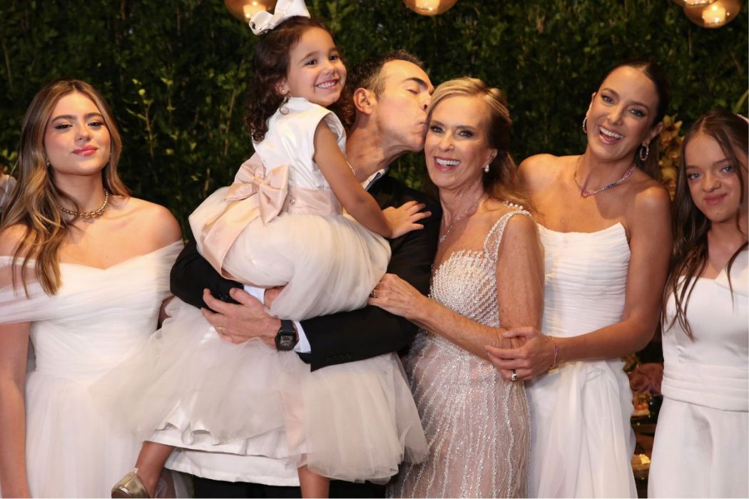 Helô Pinheiro surpreende com boa forma de biquíni aos 80 anos - OFuxico