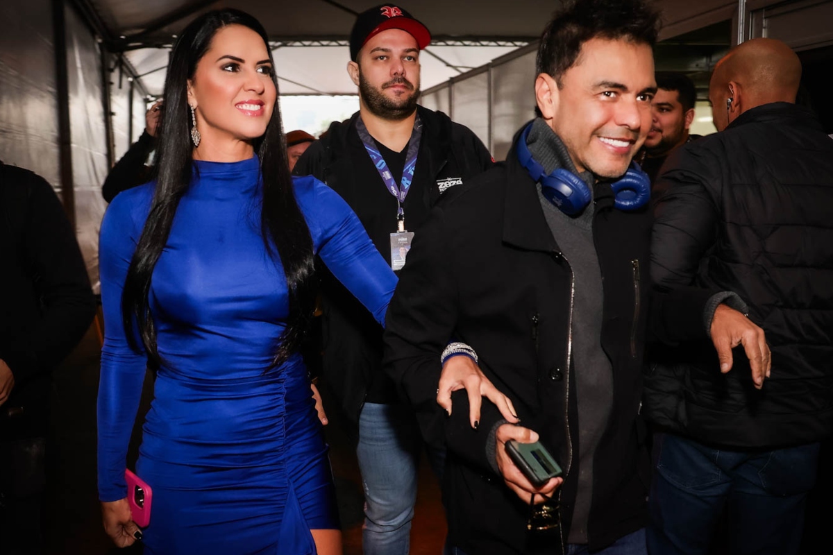 Zezé di Camargo e Graciele Lacerda chegam de mãos dadas ao Jóquei