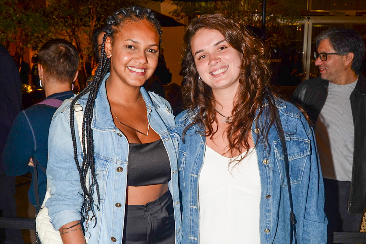 Jessilane posa com namorada Sté Frick em pré-estreia de filme