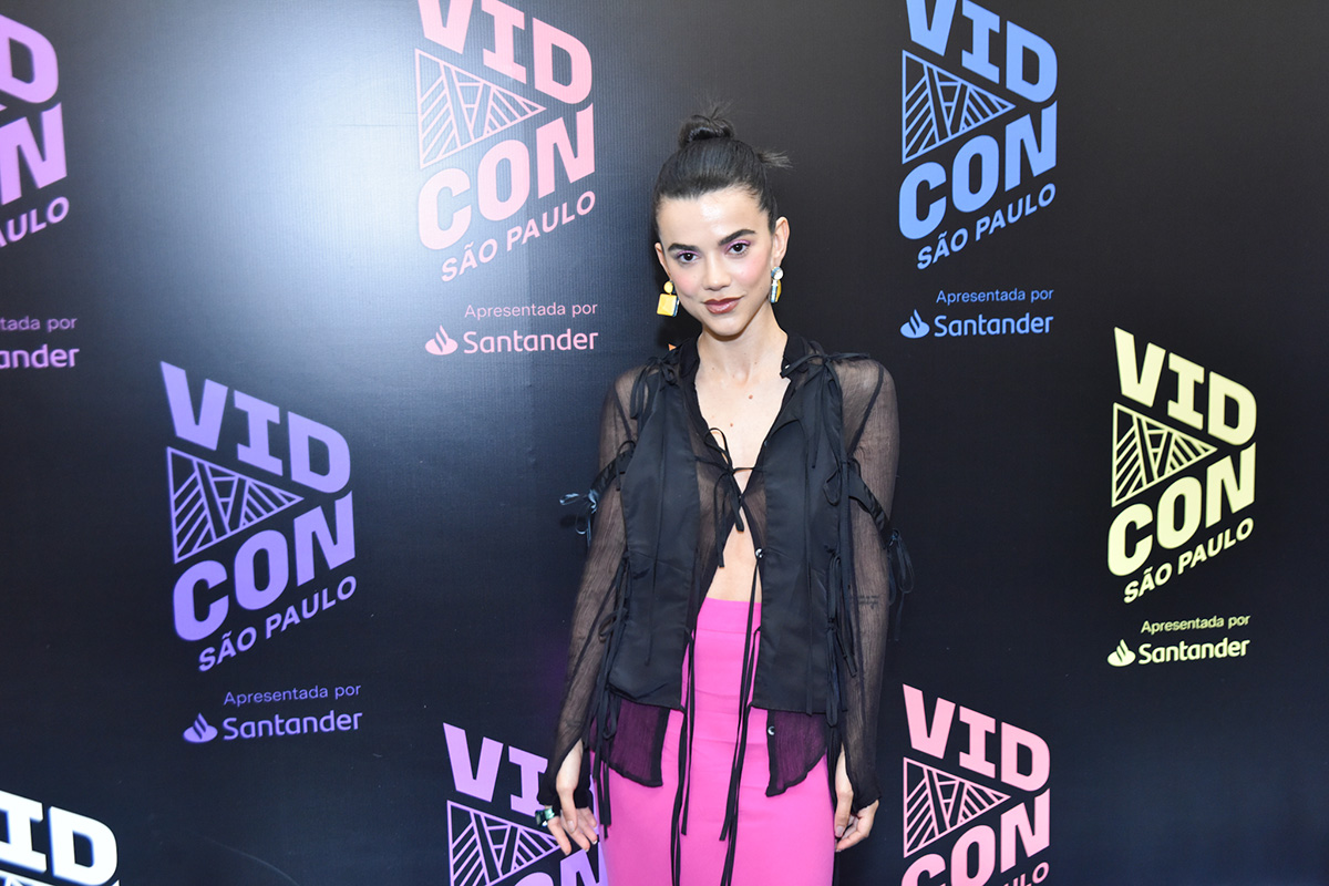 Mani Gavassi usa look descontraído em palestra