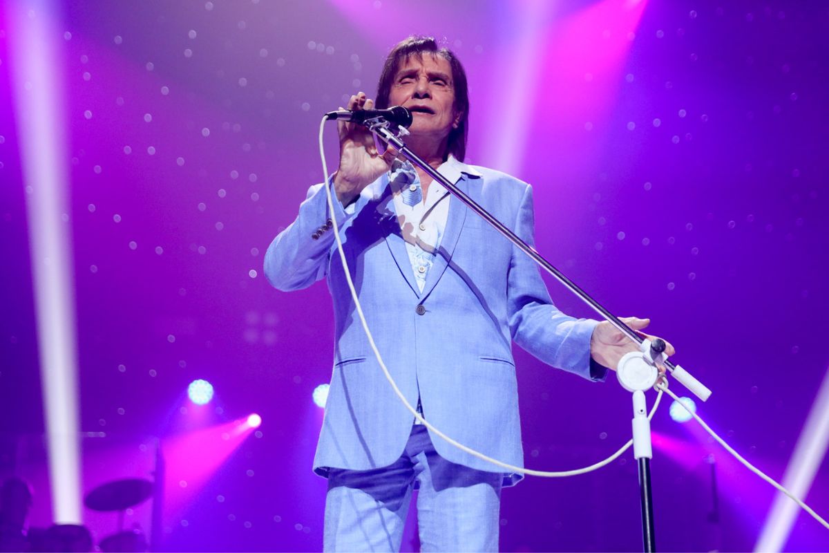 Roberto Carlos encanta em show e famosos ganham rosas do rei