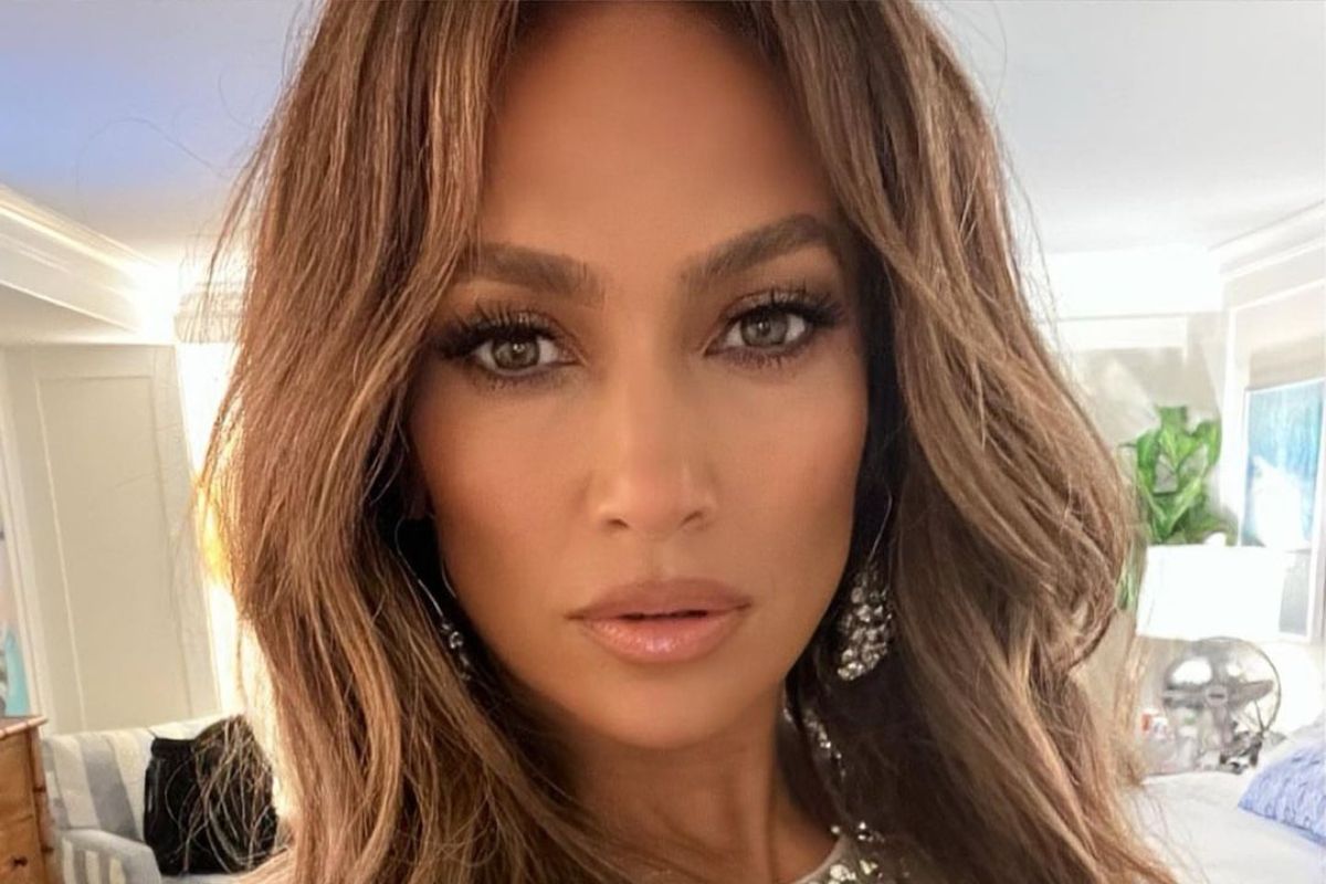J-Lo aumenta a temperatura da web com nova coleção de lingerie