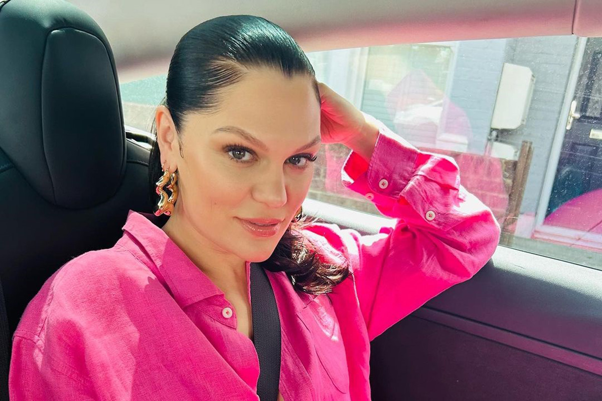 Jessie J desabafa após receber críticas pelo corpo no pós-parto