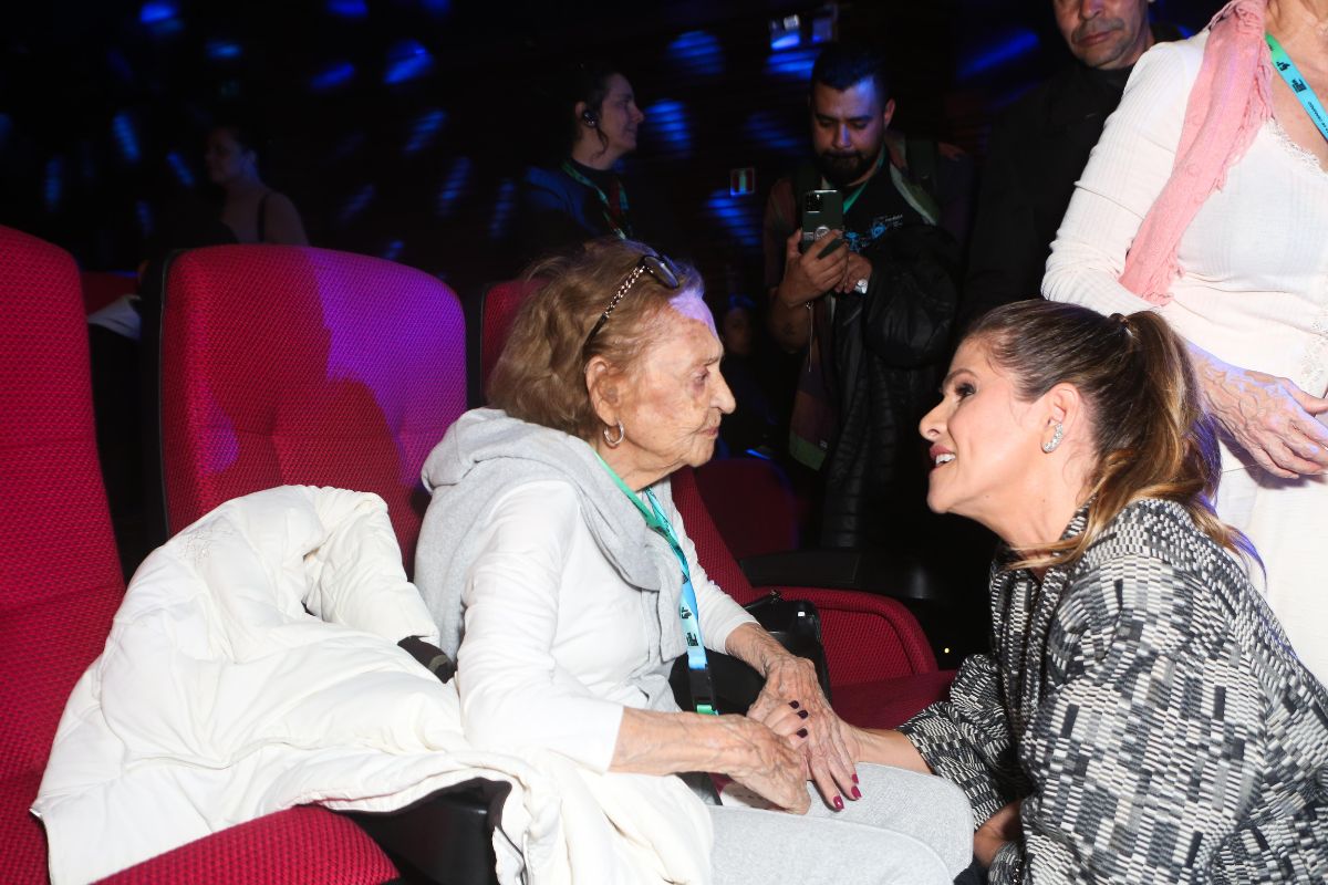 Laura Cardoso dá carinho a Ingrid Guimarães e recebe amor em Gramado