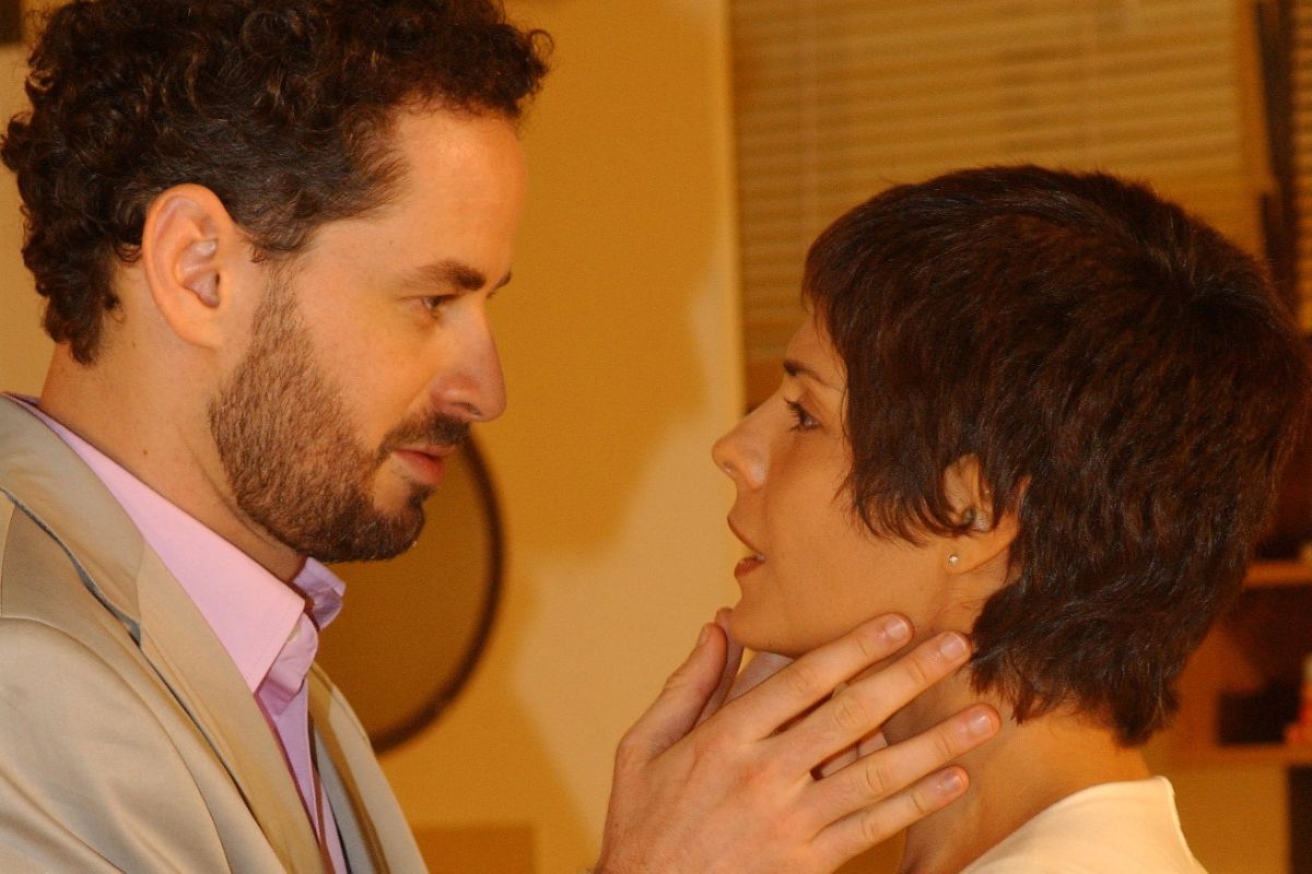 Mulheres Apaixonadas: Marcos dá colar a Raquel e irrita professora