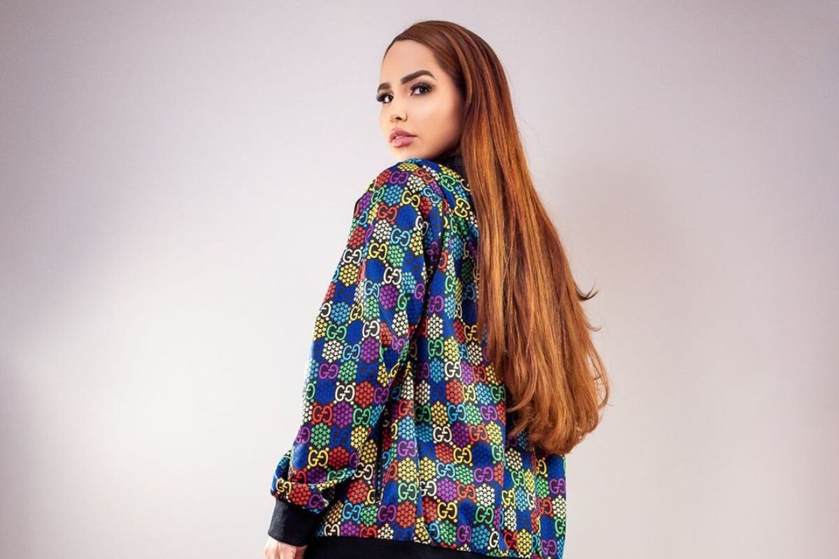 Perla muda o visual, faz 20 anos de carreira e dribla problemas pessoais