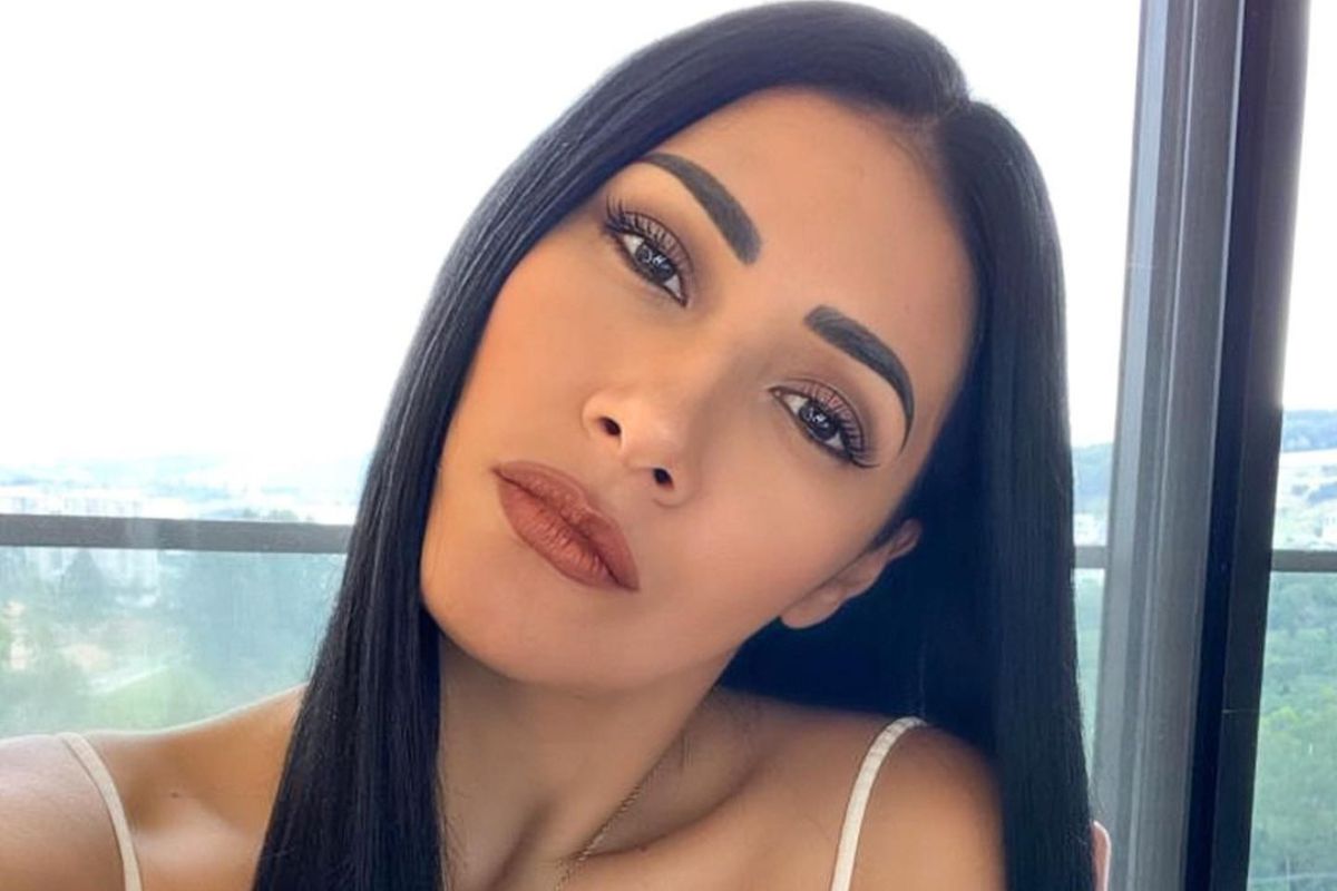 Simaria mostra corpão de biquíni e filosofa