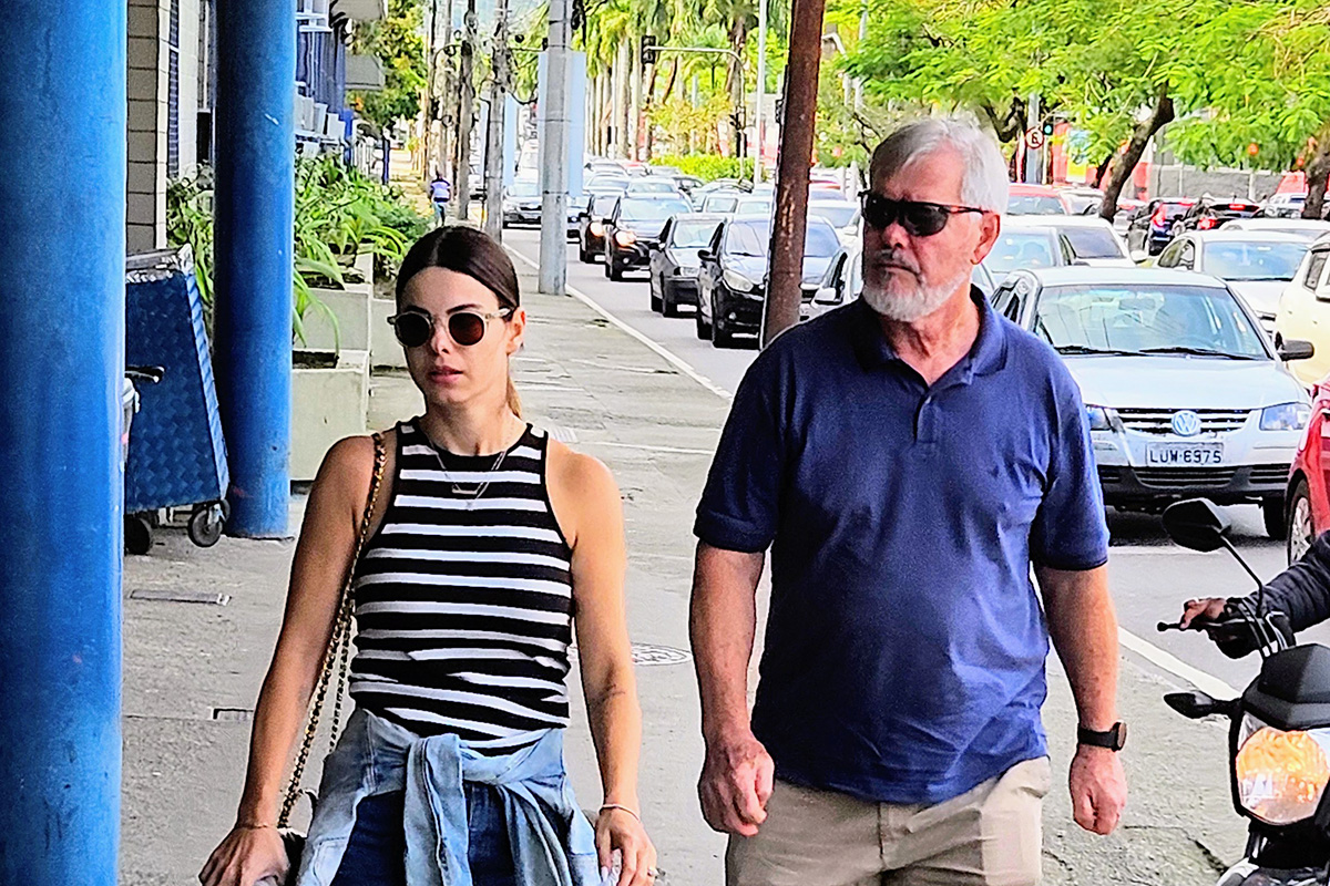 Sthefany Brito e o padrasto vão ao hospital visitar Kayky Brito