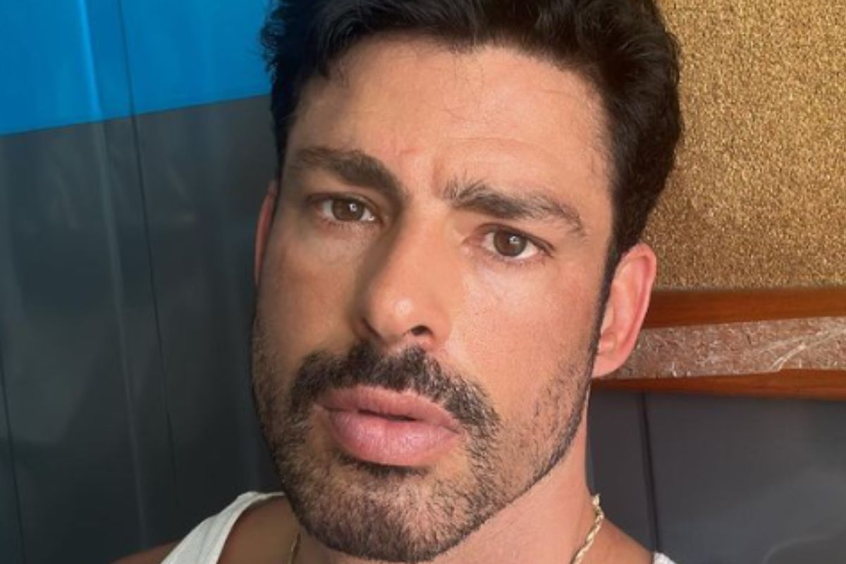Cauã Reymond nu: Exagero de beleza com direito a detalhe íntimo