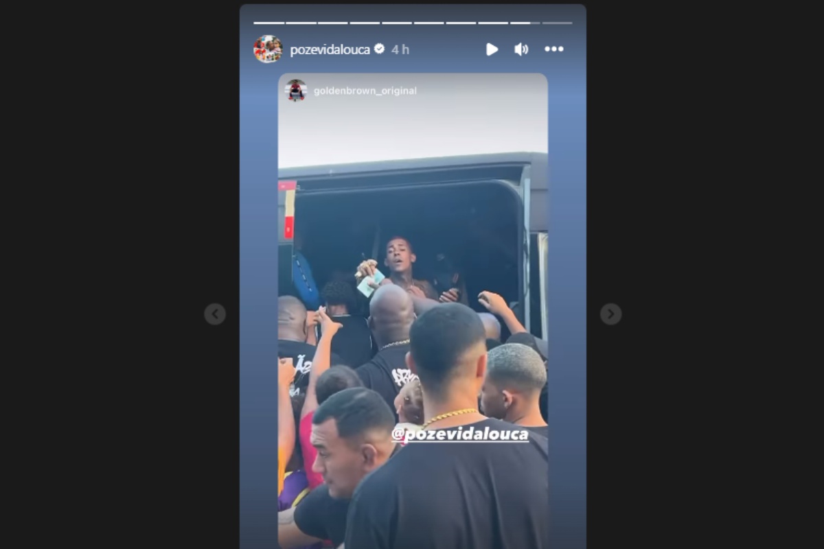 MC Poze do Rodo surge em comunidade jogando dinheiro aos fãs - OFuxico