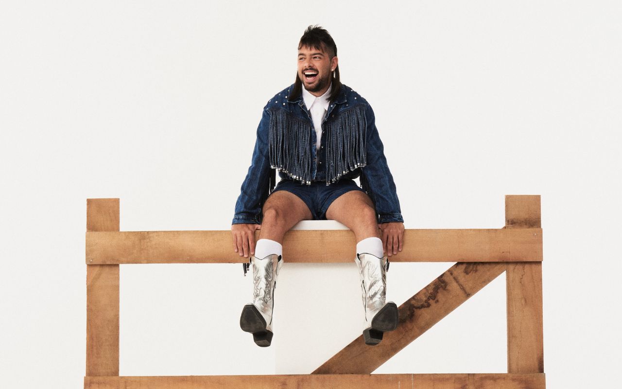 Ney Matogrosso causa ao aparecer seminu e web reage